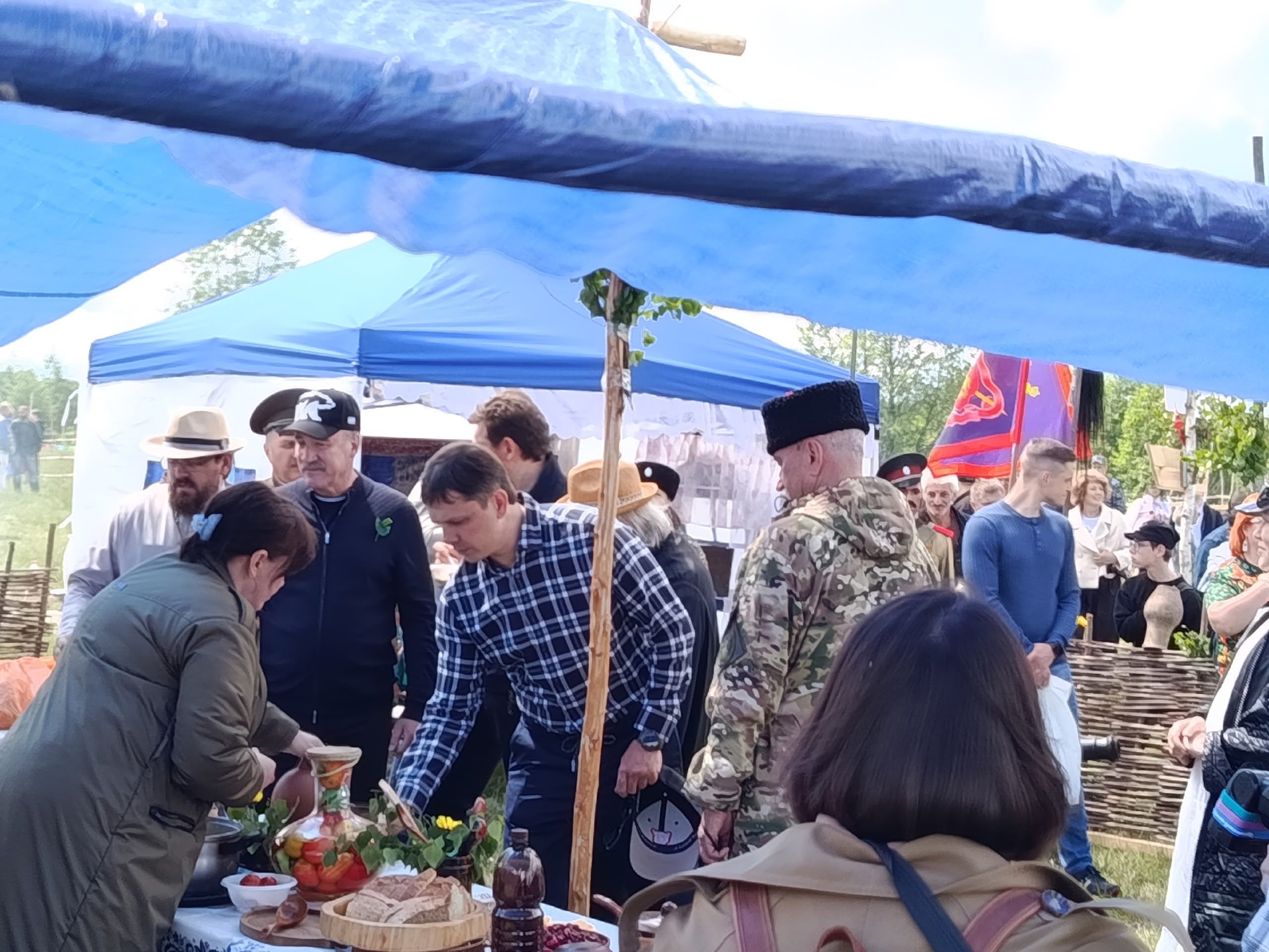 Губернатор Клычков показал, как умеет обращаться с шашкой на празднике ...